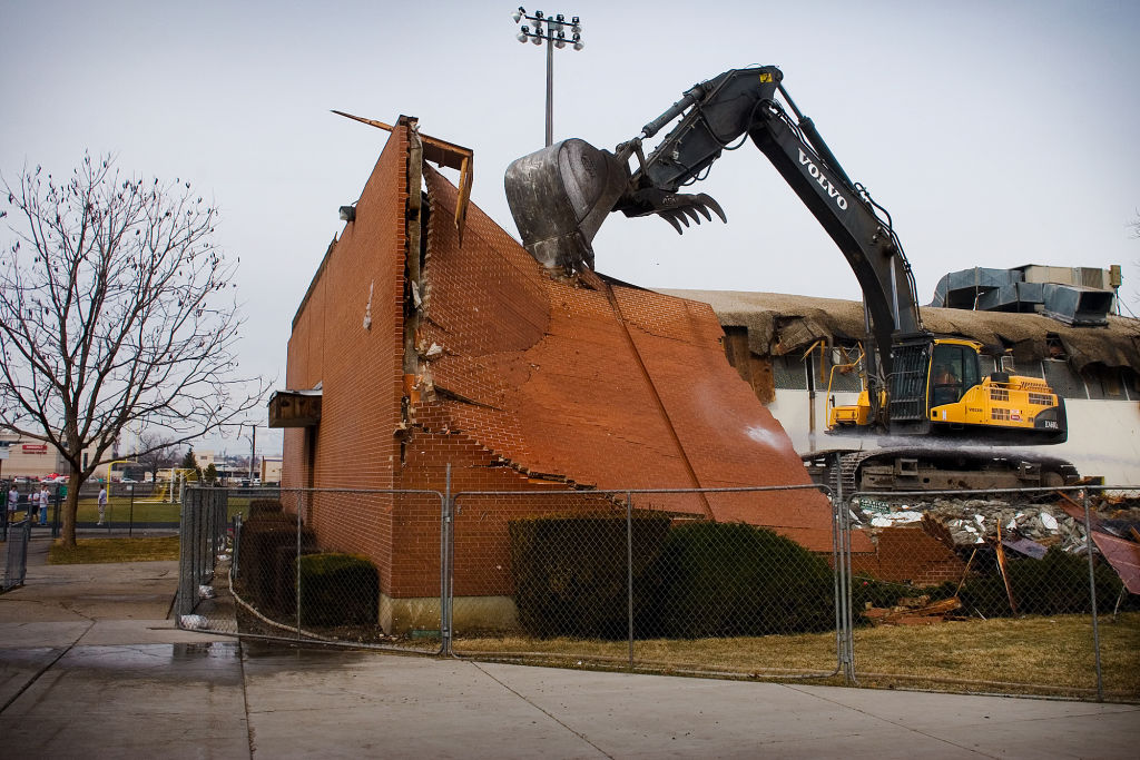 Crews knock down Provo’s old rec center | News, Sports, Jobs - Daily Herald